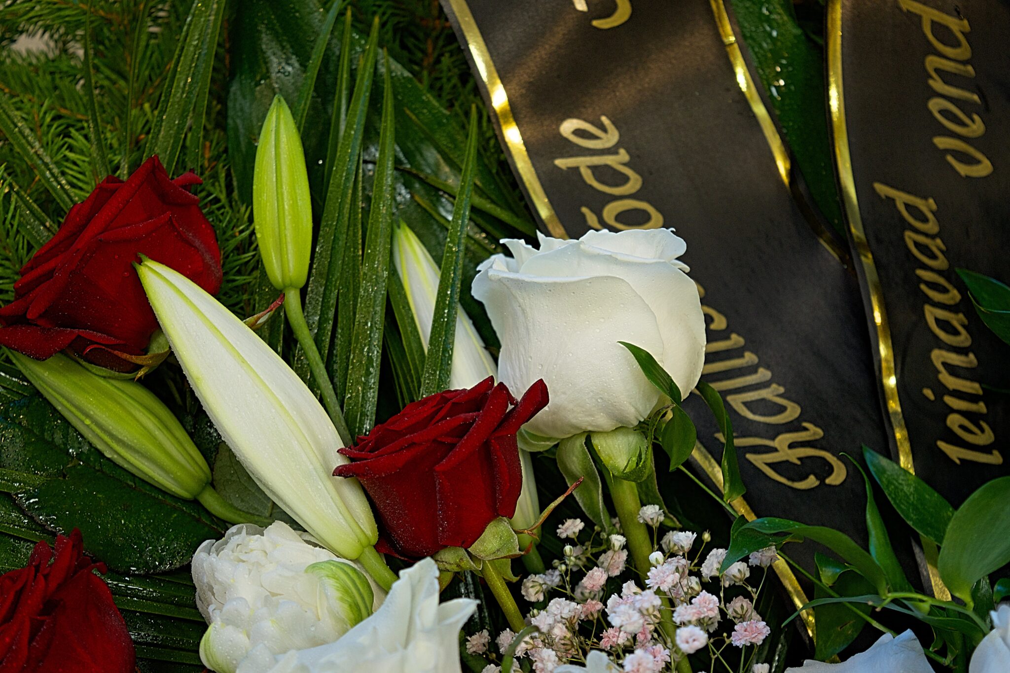 Matusepärjad kulleriga | Professionaalne floristika | + 37253423572